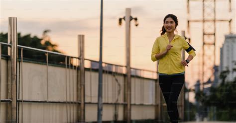 아름다운 젊은 아시아 운동 선수 아가씨는 도시 환경에서 운동을 실행합니다 이른 아침에 보도 다리에서 운동복을 입은 일본 십대 소녀 도시에서 활약 하는 라이프 스타일