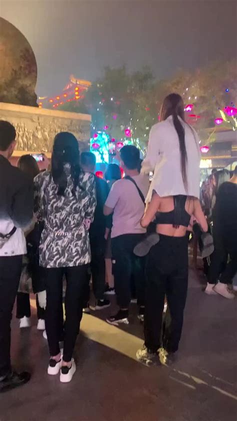 跟闺蜜出来玩，直接骑脖子上，风景真不错！手机新浪网