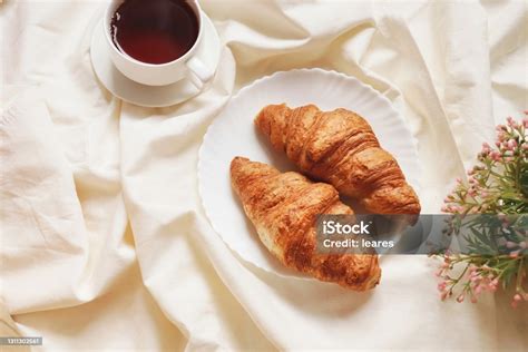침대 플랫 평신사진으로 아침 식사 구겨진 흰색 시트 프렌치 크루아상 접시 아로마 커피 한 잔 크루아상에 대한 스톡 사진 및 기타 이미지 Istock