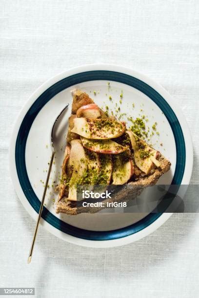 테이블에 피스타치오 부스러기가 있는 이탈리아 사과 파이 크로스타타 계피에 대한 스톡 사진 및 기타 이미지 계피 과일 목재 재료 Istock