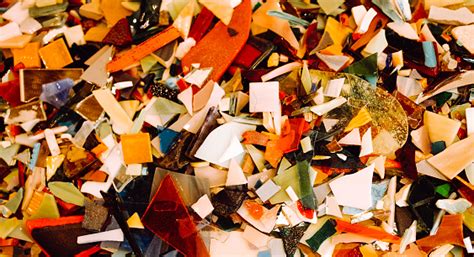 다양한 크기와 색상의 많은 유리 조각과 도자기의 밝은 배경 모자이크 소재 0명에 대한 스톡 사진 및 기타 이미지 0명 건설 산업 공예 Istock