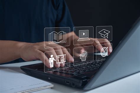 온라인 교육 개념 사업가는 개인 개발 및 전문 자격을 위해 인터넷에서 온라인 교육 훈련 및 E러닝 웨비나를 사용합니다 새로운 기술을 개발하기 위한 디지털 과정 가상현실에