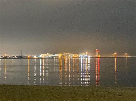 Шүлэг Хэн нэгний хэлсэн үгэнд эмзэглэж хэн нэгний сайхан үгэнд баясаж байвал таны азжаргал ч