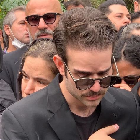 قابی جگرسوز از ستاره پسیانی و برادرش خسرو در مراسم پدرشان