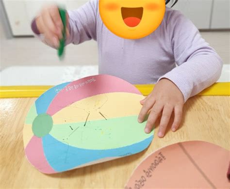 호반아이사랑♡ 만0세발달과정발달특성발달수준 2세아기놀이 2세아기발달 소근육색깔공을빨래망에담아요 신체운동발달 빨래망놀이 흥미탐색놀이 쓰기공모양종이위에끼적여요 언어발달 어휘확장