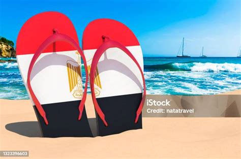 해변에서 이집트 국기와 플립 플롭 이집트 리조트 휴가 투어 여행 패키지 개념 3d 렌더링 고무에 대한 스톡 사진 및 기타 이미지 Istock