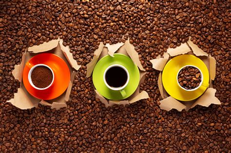 찢어진 종이에 커피와 콩 한 잔 에스프레소를 곁들인 커피 재료 0명에 대한 스톡 사진 및 기타 이미지 0명 가득 찬 갈색 Istock