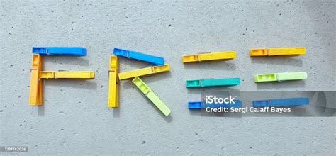 컬러 핀셋으로 쓰여진 무료라는 단어 글루텐 프리 면세 빈 또는 비어 있는 것을 표현하는 다른 사람들과 같은 글쓰기의 감정과 개념을 표현하는 원래의 방법 0명에 대한 스톡