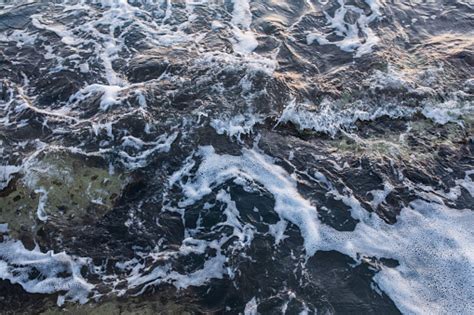 블루 오션 또는 블루 씨 파도와 바위 청록색 바다 파도 충돌 과 바다 또는 에게 해 또는 지중해 해안의 해안이나 해안에서 바위에 타격 0명에 대한 스톡 사진 및 기타 이미지