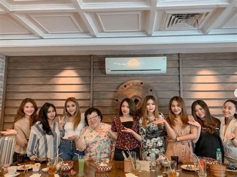 Pose Seksi Hani Putri Saat Nikmati Floating Breakfast Dan Ngopi