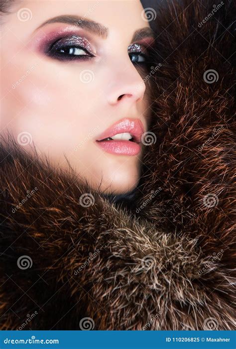 El Retrato Sensual De Una Muchacha Con Brillante Compone A BO Natural