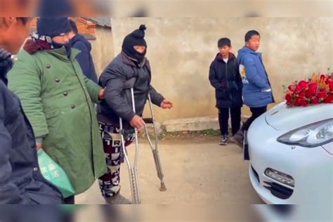 残疾男子杵拐拦婚车要钱，给20元和1包烟嫌少：国家补贴也比这高！包烟元和国家补贴