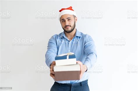 산타 클로스 모자를 착용 하 고 선물 상자를 주는 심각한 남자 개념에 대한 스톡 사진 및 기타 이미지 개념 긍정적인 감정