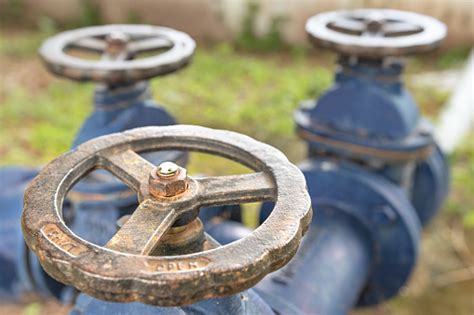 펌프 스테이션은 농업 용수 물 펌핑 스테이션에 대한 물을 제공합니다 밸브 수도꼭지 및 펌프 가정 난방에 대한 스톡 사진 및 기타 이미지 Istock