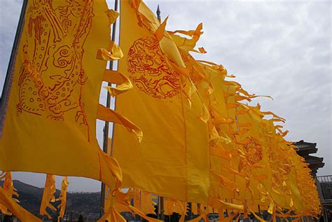 헌원전 광장 좌우로 나부끼는 황색 깃발 중국에서 노란 오마이포토