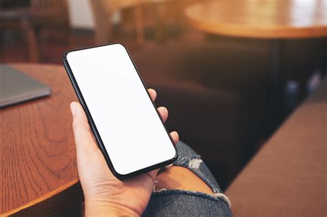 테이블에 노트북 컴퓨터와 빈 데스크톱 화면과 검은 휴대 전화를 들고 손의 모형 이미지 가득 찬에 대한 스톡 사진 및 기타 이미지 가득 찬 공란 노트북 Istock