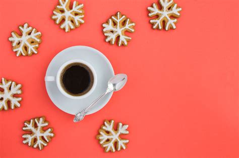 흰색 컵에 검은 커피와 빨간색 배경에 크리스마스 진저 브레드 눈송이 맨 위 보기입니다 공간을 복사합니다 0명에 대한 스톡 사진