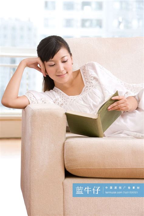 在沙发上看书的年轻女子 蓝牛仔影像 中国原创广告影像素材 在沙发上看书的年轻女子 蓝牛仔影像 中国原创广告影像素材