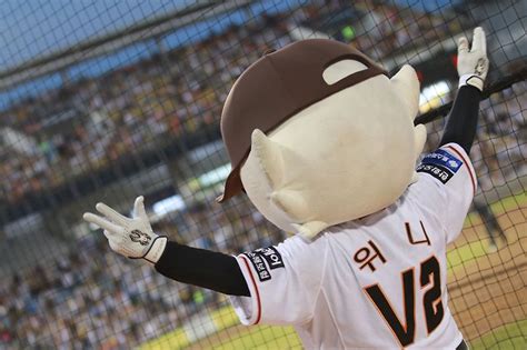 어제 경기에서 화가 많이 났었던 한화 마스코트 위니