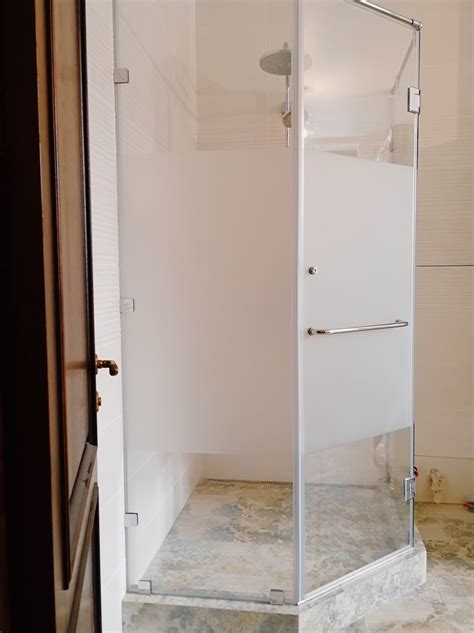 Душевая из стекла в форме трапеции