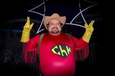 Chocheman El Luchador Que Por Una Broma Rinde Homenaje Al Exbajista De Bronco Esto En Línea