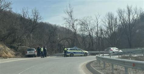 От последните минути Кола се удари в мантинелата край Лютидол трафикът е затруднен снимки