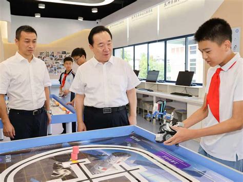 王浩专题调研人工智能通识教育工作并看望教师时强调 坚持立德树人 建设教育强省 为高质量发展和现代化建设培育更多栋梁之才