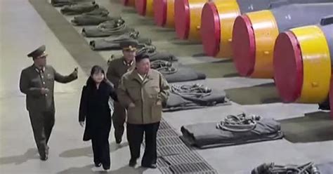 北 핵 미사일 대량생산 과시 김정은 딸과 함께 시찰화면 공개