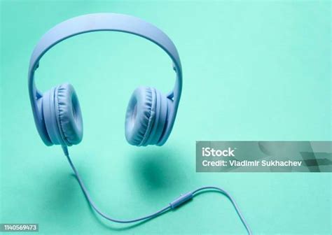 3d 서라운드 사진 민트 녹색 배경에 케이블로 현대 블루 헤드폰 3차원 형태에 대한 스톡 사진 및 기타 이미지 3차원 형태 Dj 개념 Istock