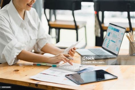 공동 작업 공간의 노트북 화면에서 재무 보고서 대시보드에서 작업하는 여성 비즈니스 분석가 또는 회계사 25 29세에 대한 스톡 사진 및 기타 이미지 Istock