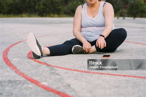 콘크리트 코트에 앉아 운동 후 휴식 인식 할 수없는 과체중 여성 30 39세에 대한 스톡 사진 및 기타 이미지 30 39세