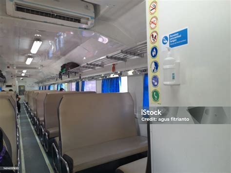 Kelas Ekonomi Kereta Api Di Indonesia Foto Stok Unduh Gambar Sekarang Fotografi Citra