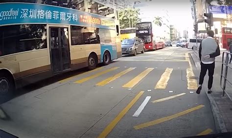 車cam直擊｜旺角男子亂過馬路 遭巴士撞至滾地 Am730