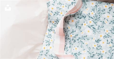 분홍색 리본과 파란색과 흰색 베개가있는 상자 사진 Unsplash의 무료 격자 무늬 이미지