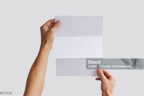 손 빈 안내 책자를 손에 들고 전단지 프리젠테이션입니다 팸플릿 손 남자입니다 남자 쇼 종이 오프셋 시트 서식 파일입니다 손에서 책 디자인을 접는 책자 접어 종이 시트 표시