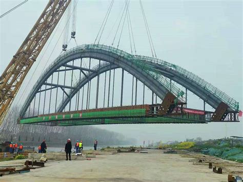 二沟大桥470吨双拱“行走”一里多路上桥架 荔枝网新闻