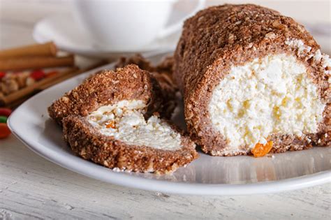 흰색 나무 배경에 고립 된 커드와 호두롤 케이크 닫습니다 갈색에 대한 스톡 사진 및 기타 이미지 갈색 개념 검은색