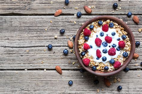 요구르트 신선한 나무 딸기 블루베리 스푼으로 견과류와 귀리 그 라 놀라의 그릇 0명에 대한 스톡 사진 및 기타 이미지 0명 갈색 건강한 생활방식 Istock