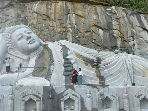 မအီမြို့၊ ရတနာ့မာရ်အောင်တောရဓမ္မရိပ်သာ ကျောင်းဝင်းအတွင်းရှိ ကျောက်တောင်ကြီး၌ အဂ္ဂမဟာ