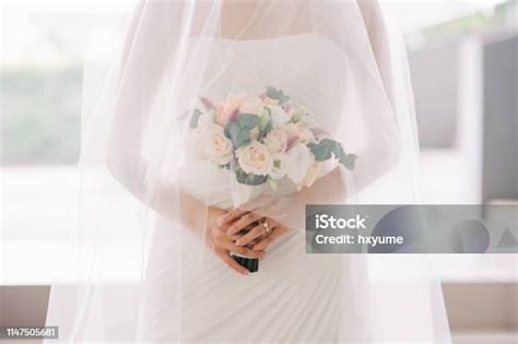 꽃다발과 함께 신랑을 기다리는 흰색 웨딩 드레스를 입은 신부 Bridal Show에 대한 스톡 사진 및 기타 이미지 Bridal Show 결혼 의식 결혼식 Istock