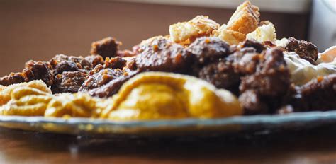 접시에 러시아 샐러드와 간 감자 튀김 케첩과 겨자 소스를 곁들인 토스트 슬라이스 간 내부 기관에 대한 스톡 사진 및 기타 이미지 간 내부 기관 건강에 좋지 않은 음식