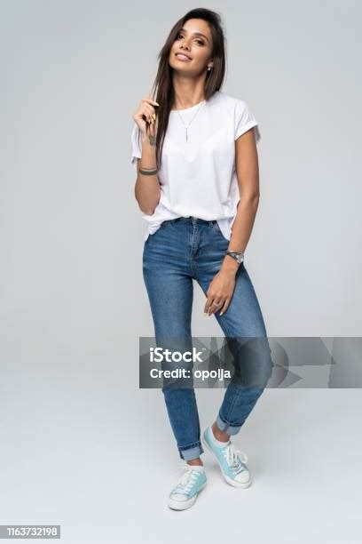 흰색 배경 위에 고립 된 미소 예쁜 여자의 전체 길이 초상화 여자에 대한 스톡 사진 및 기타 이미지 여자 전신 흰색 배경