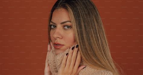 긴 머리를 가진 여자가 사진을 위해 포즈를 취하고 있다 사진 Unsplash의 사람 이미지