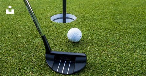 골프 퍼팅과 퍼팅 그린의 골프공 사진 Unsplash의 무료 녹색 이미지