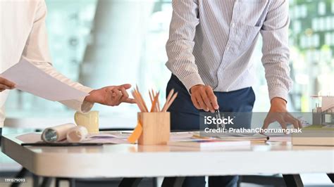 클로즈업 샷 엔지니어는 건축가 장비와 블루 프린트에 계획을 그리기 2명에 대한 스톡 사진 및 기타 이미지 2명 건설 산업 건설업자 Istock