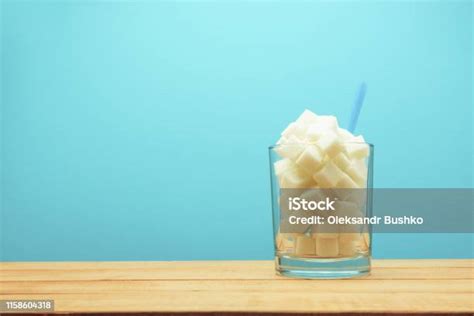 나무 테이블 아름다운 파란색 배경에 빨대와 큐브 설탕의 전체 유리 건강에 해로운 다이어트 개념 0명에 대한 스톡 사진 및 기타 이미지 Istock