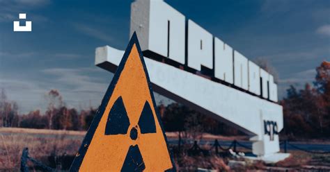 길가에 앉아있는 노란색과 검은 색 표지판 사진 Unsplash의 무료 프리 피 야트 이미지