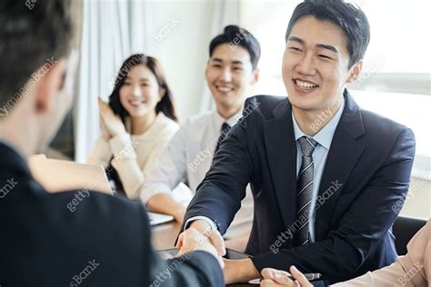 비즈니스 비즈니스 주제 사업관계 비즈니스 비즈니스맨 사업가 글로벌비즈니스 함께함 컨셉 미팅 협력 금융 합의 컨셉 일 물리적활동 성공