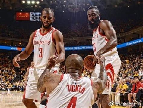 为何nba球星倒地后不自己起来，反而需要队友拉起来？