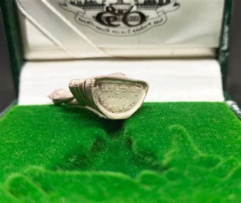 พระกริ่งหลวงพ่อโสธร ฐาน ภปร รุ่นสร้างพระอุโบสถ ปี 2539 เนื้อเงิน วัดโสธรฯ จ ฉะเชิงเทรา รับ